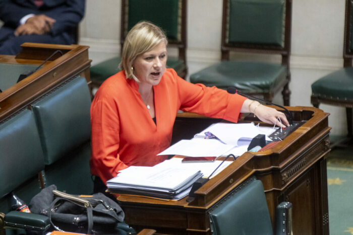 Policiers attaqués aux coups de couteau : des députés accusent les ...