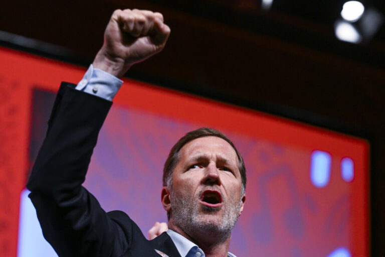 La réélection de Paul Magnette à la présidence du PS renforce sa ...