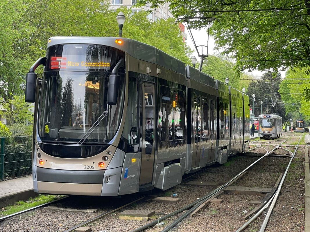 La STIB exhibe un seul tram pour masquer les retards du contrat - L-Post