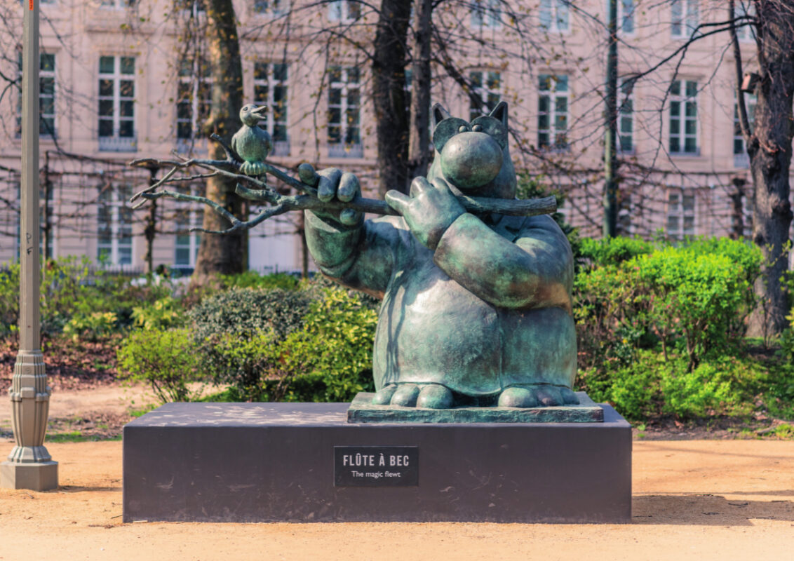 Les 22 gigantesques chats de Geluck bronzent tout l’été au coeur du ...