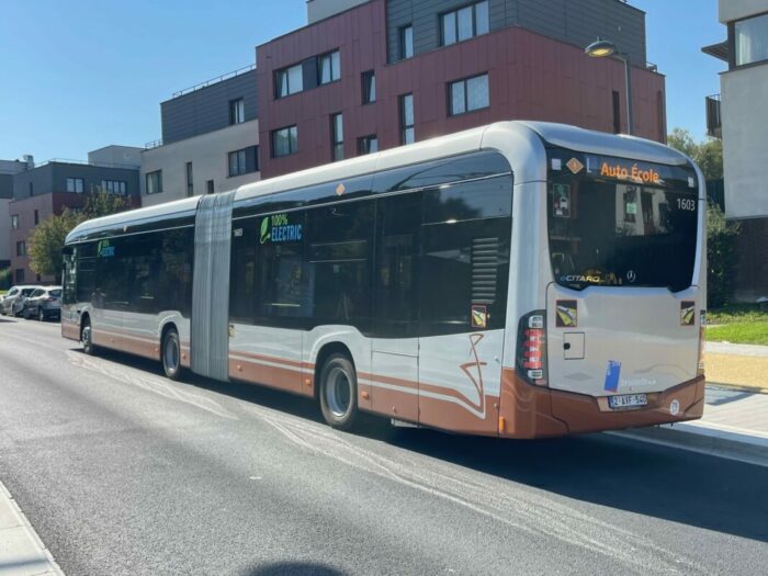 Stib : les nouveaux bus électriques articulés enfin mis en service ...