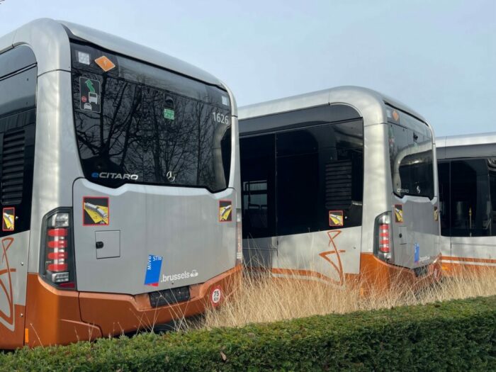 Stib : les nouveaux bus électriques articulés enfin mis en service ...